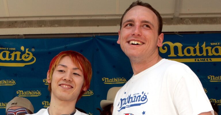 Joey Chestnut affrontera Takeru Kobayashi dans "Unfinished Beef" en ...